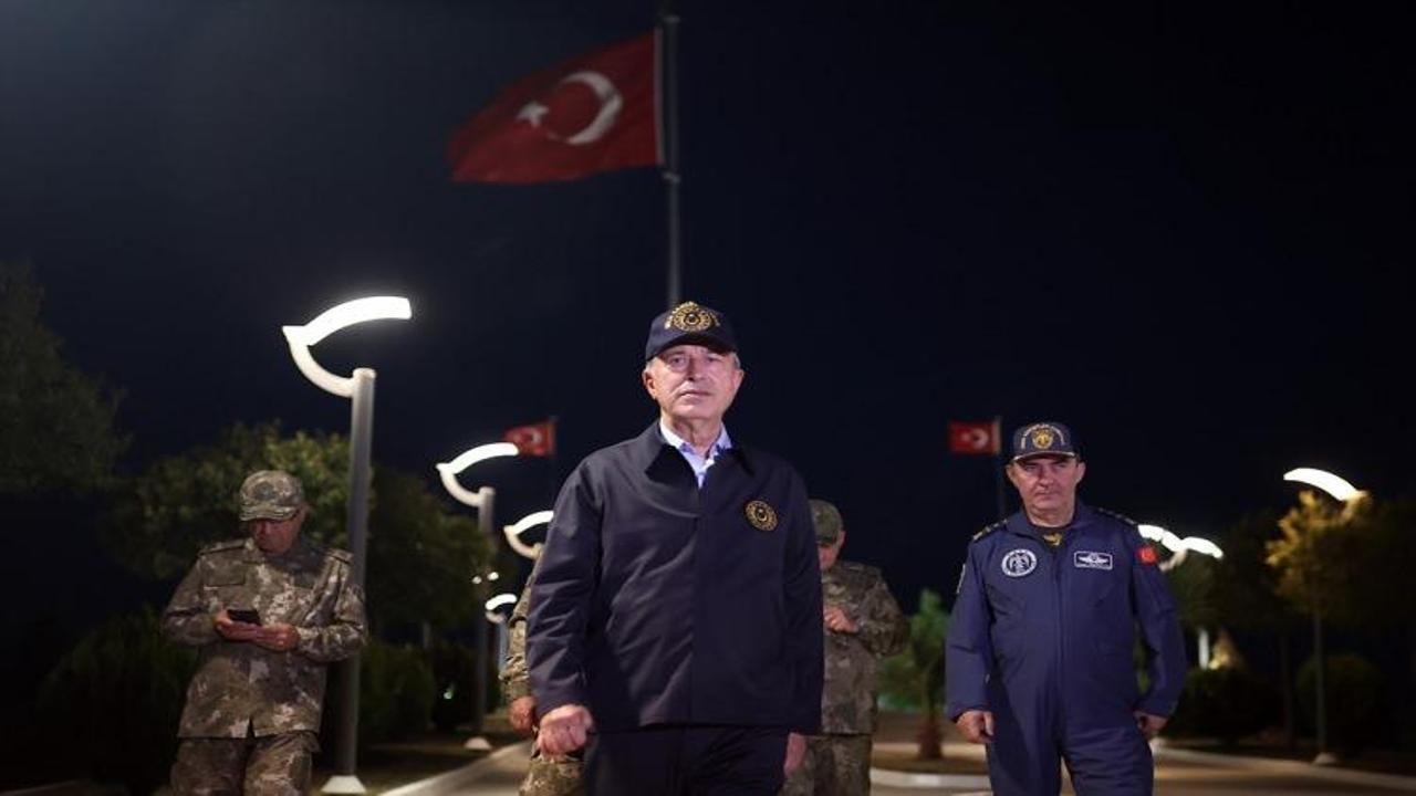 Bakan Akar ve TSK komuta kademesinden Süleyman Şah Türbesi'ne ziyaret ... Bakan Akar ve TSK komuta kademesinden Süleyman Şah Türbesi'ne ziyaret ...
