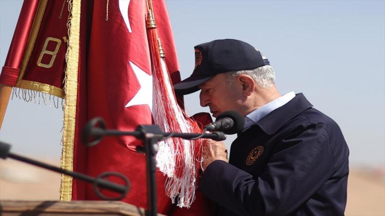 Bakan Akar, "Demir Pençe" tugayına sancak verdi