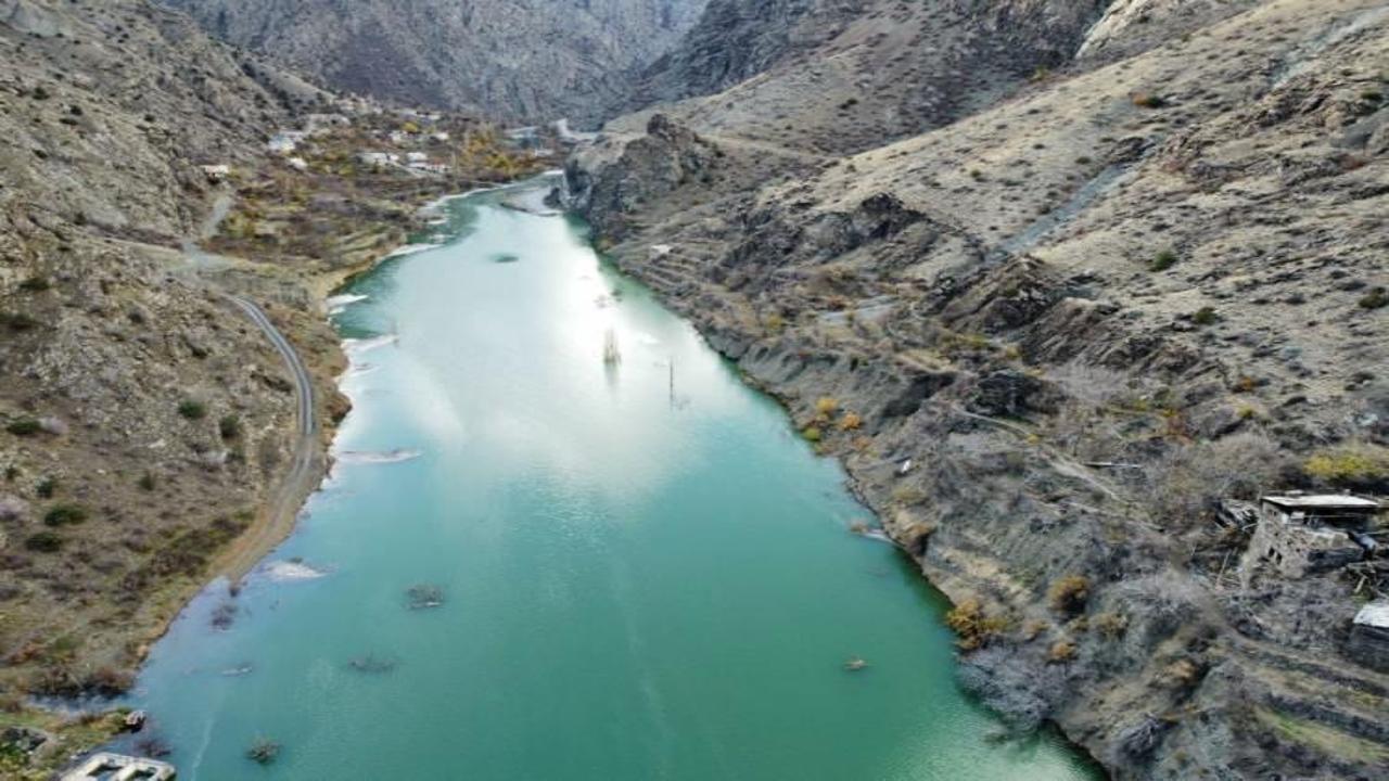 Yusufeli Barajı’nda su seviyesi arttı, boşaltılan evler sular altında ...