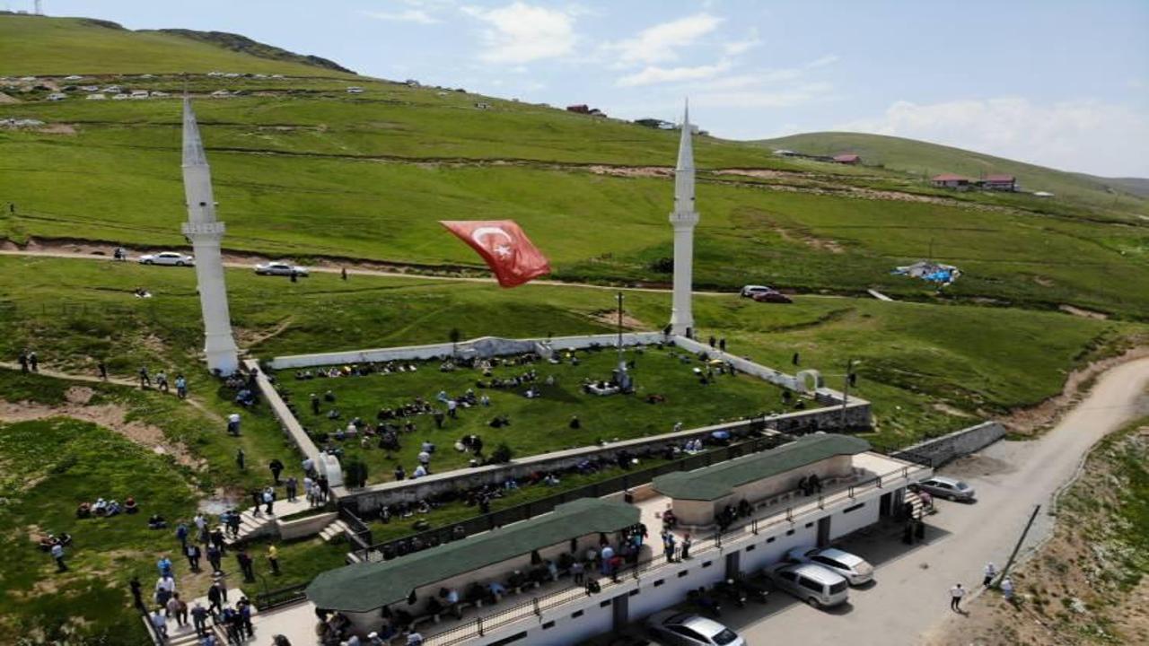 Duvarsız ve çatısız camide 562 yıldır çimen üzerinde Cuma namazı kılınıyor