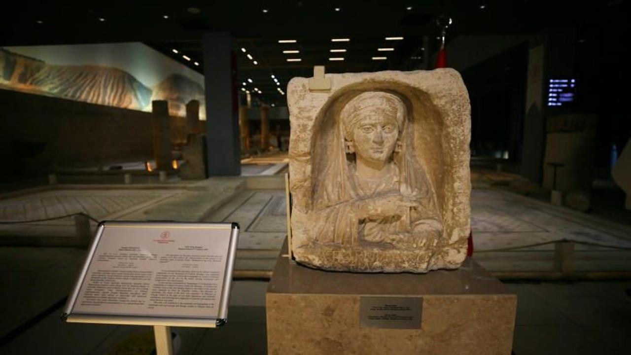 İtalya'ya kaçırılan 1800 yıllık Zeugma Mezar Steli Türkiye'ye iade edildi İtalya'ya kaçırılan 1800 yıllık Zeugma Mezar Steli Türkiye'ye iade edildi