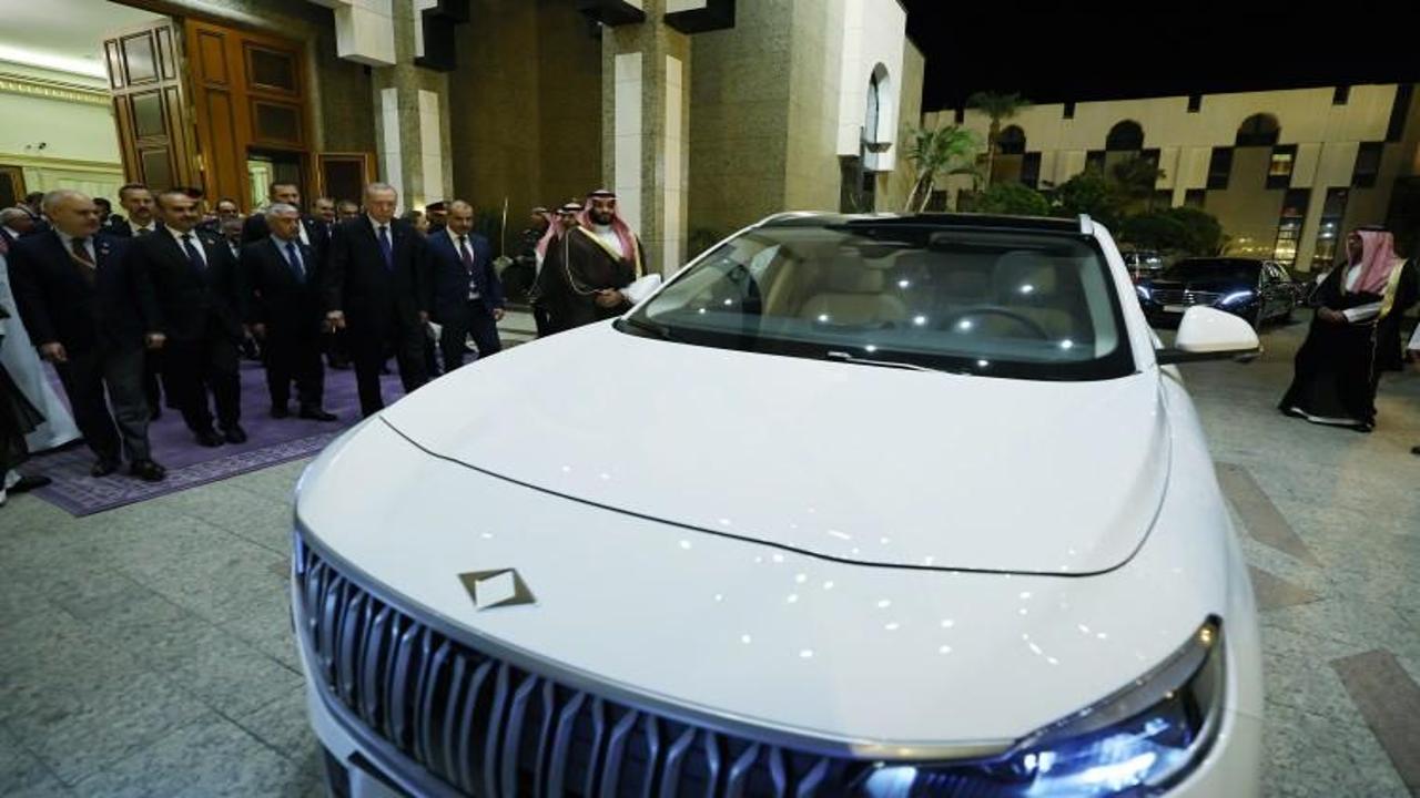 Cumhurbaşkanı Erdoğan Suudi Arabistan Veliaht Prensi Selman'a Togg ... Cumhurbaşkanı Erdoğan Suudi Arabistan Veliaht Prensi Selman'a Togg ...