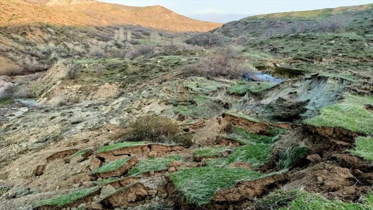 Elazığ’daki 4,7 büyüklüğündeki depremin ardından Bingöl’de su kanalında ...