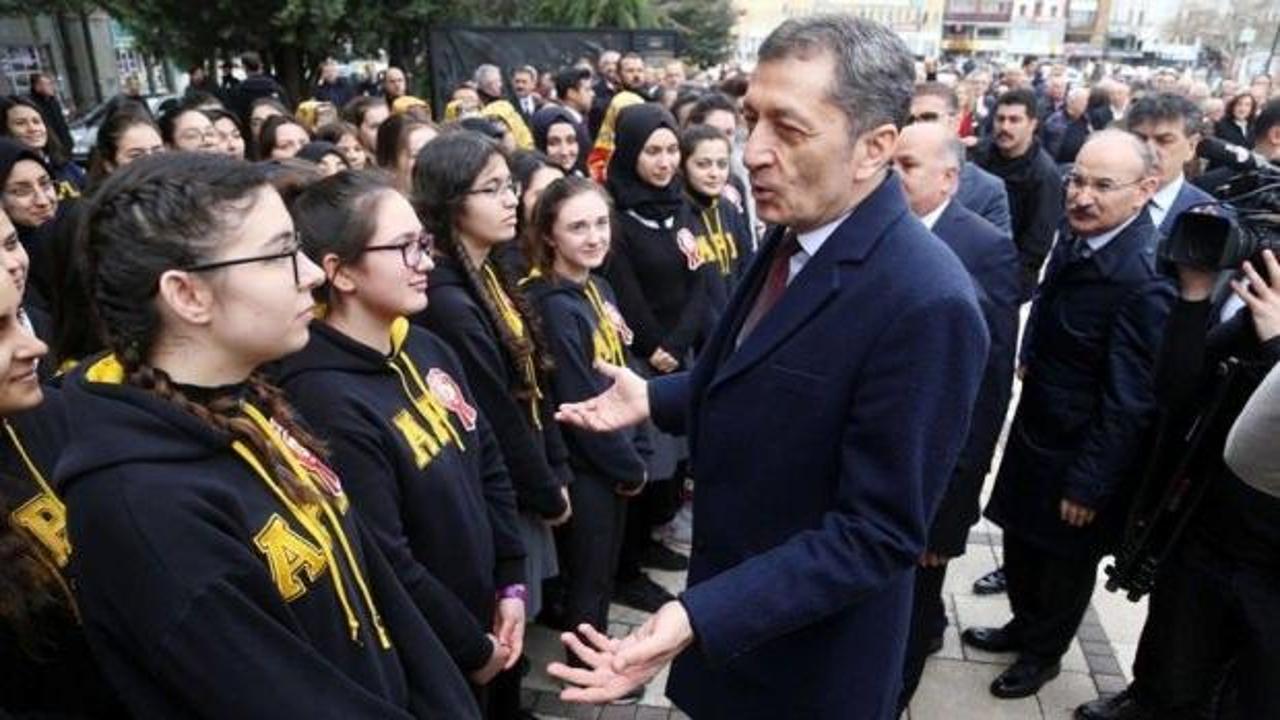 Bakan Selçuk'un öğrencilerle gülümseten diyaloğu - Haber 7 GÜNCEL