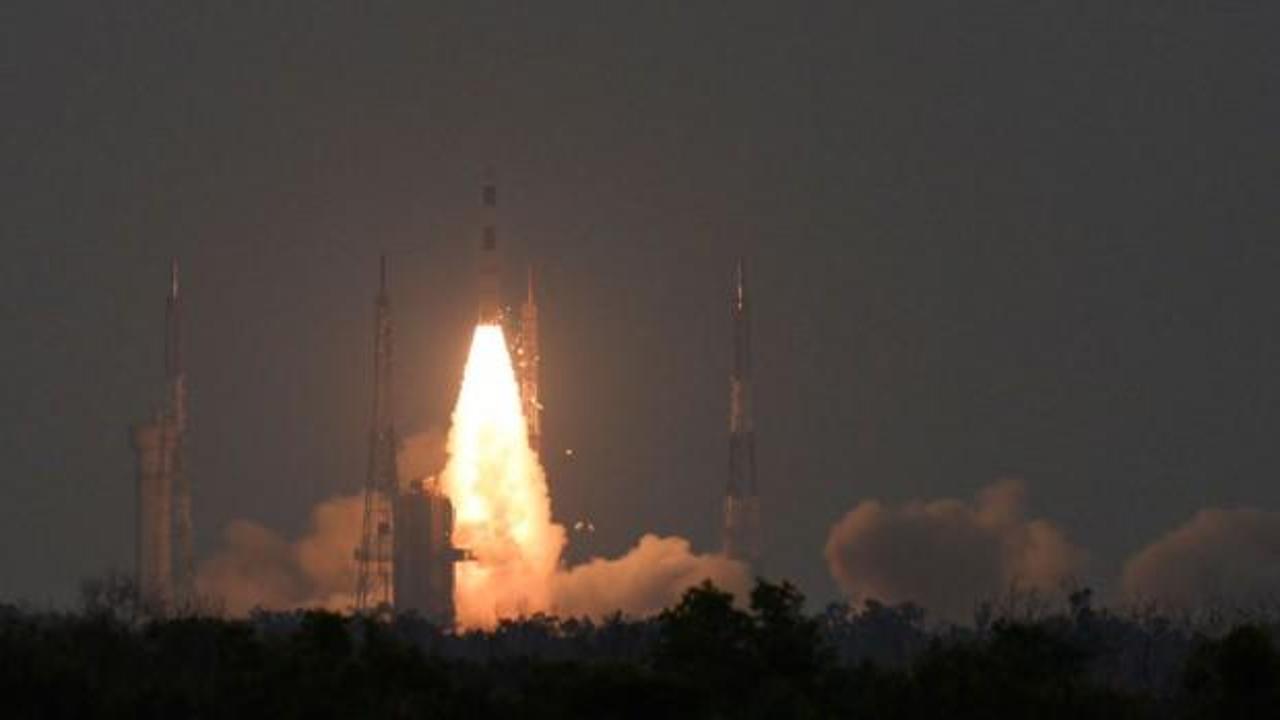 Hindistan uzaya yeni bir uydu fırlattı! - Haber 7 DÜNYA