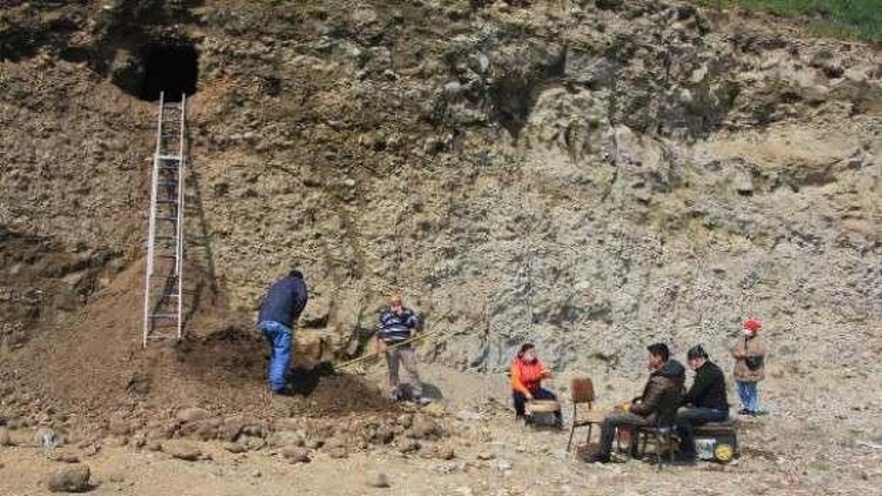 Heyelanda ortaya çıkan 'oygu mezar'da kurtarma kazısı - Haber 7 KÜLTÜR