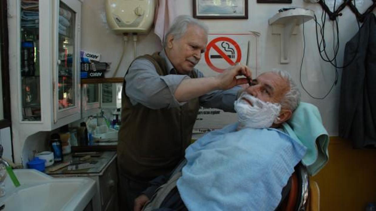 İzmir'de 80 yaşındaki Şahin Taner 67 yıldır berberlik yapıyor - Haber 7 ...