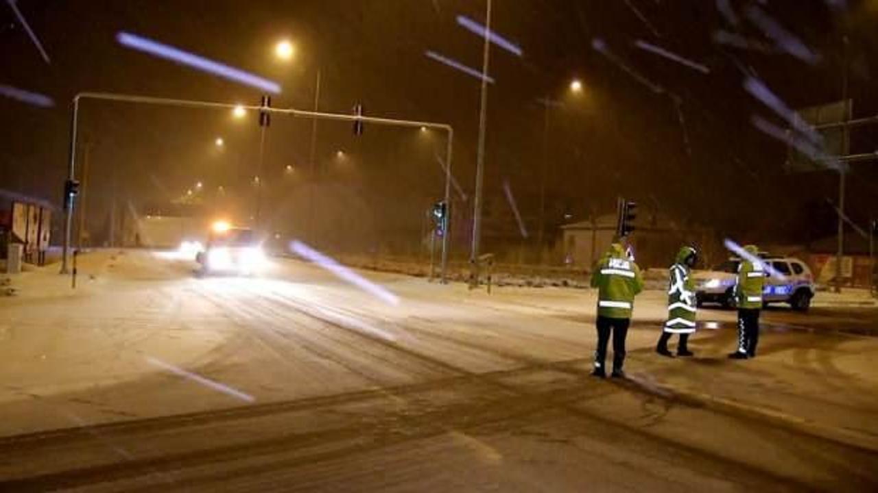 Aksaray-Konya karayolu kar ve tipi nedeniyle ulaşıma kapatıldı - Haber ... Aksaray-Konya karayolu kar ve tipi nedeniyle ulaşıma kapatıldı - Haber ...