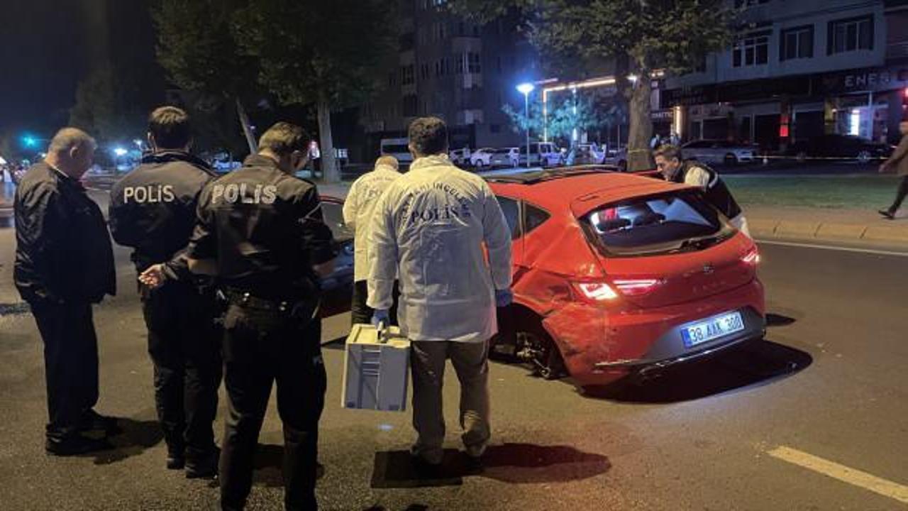 Kayseri'de bir kişi trafikte kovaladığı kardeşini silahla yaraladı ... Kayseri'de bir kişi trafikte kovaladığı kardeşini silahla yaraladı ...