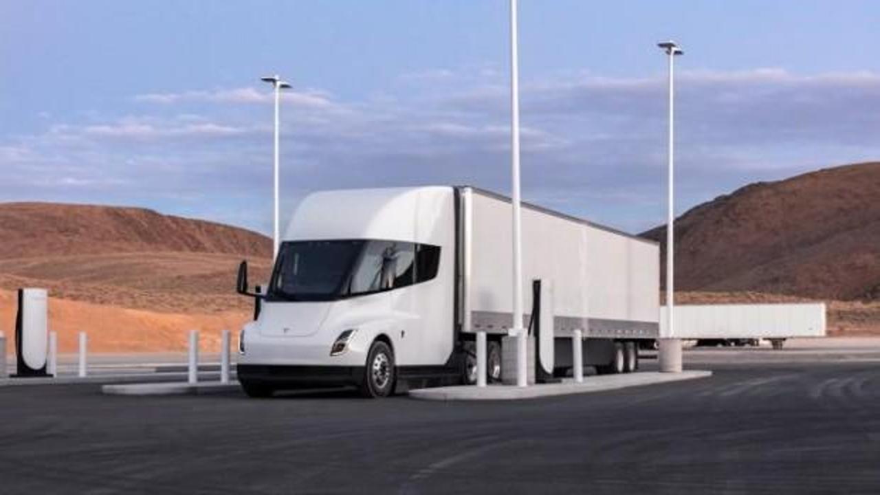 Menzili 800 KM! Tesla’nın tam elektrikli TIR’ı aralıkta yollarda ...