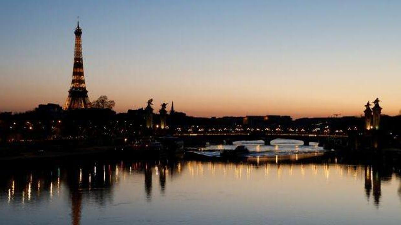 Paris karanlığa gömüldü, mağazalar mesai bitiminde vitrinlerini ...