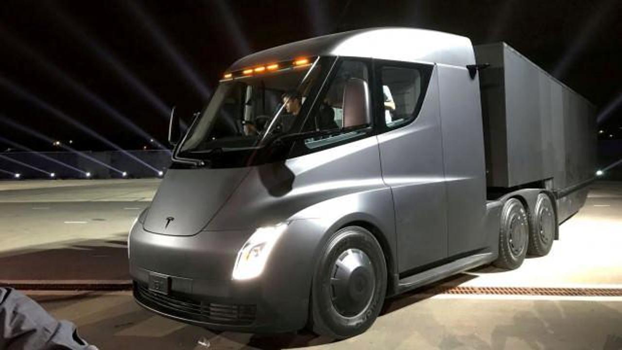 Tesla, ilk elektrikli TIR'ı Semi'yi teslim etti - Otomobil Haberleri ...