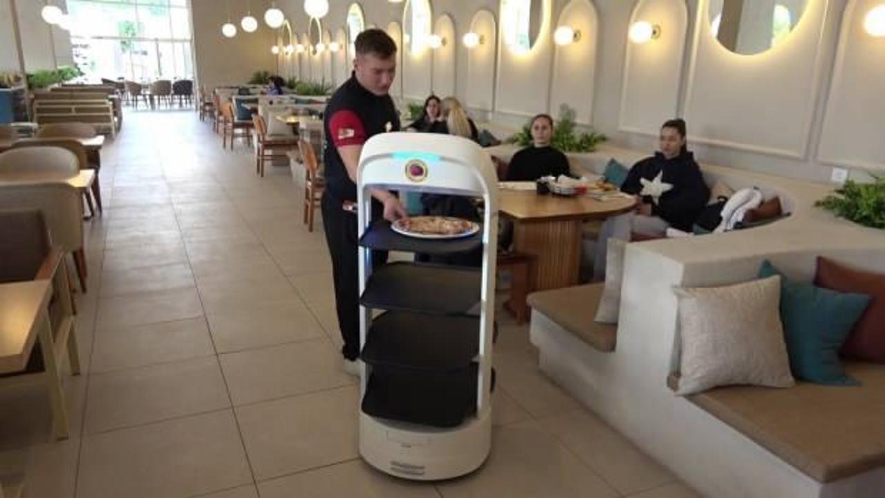 Robot garson Karabük'te işe başladı! Görenleri şaşkına çevirdi ...