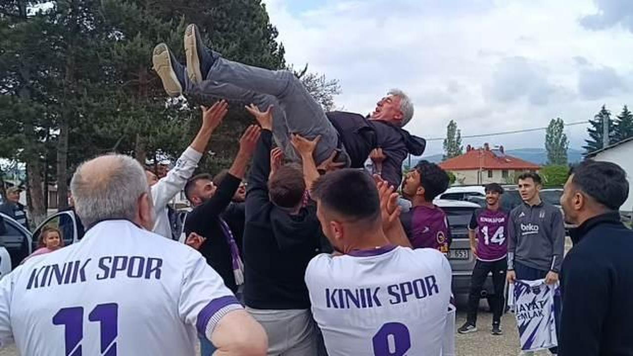 246 kişilik köyün takımı bir ilki başardı: Genci yaşlısı sokaklara ...