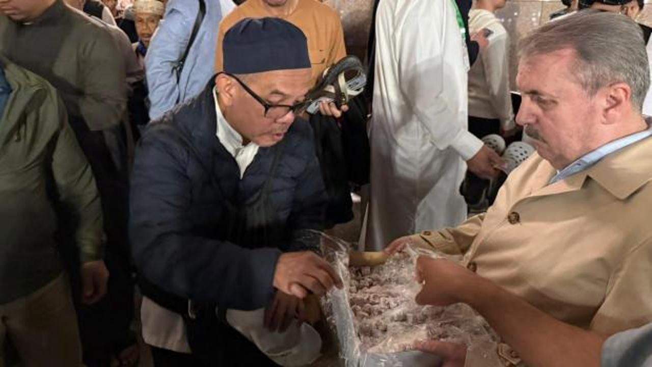 Destici, Mescid-i Nebevi’de vatandaşlarla buluştu: Yatsı namazı sonrası ...