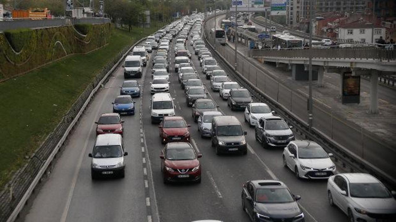 Yağmur ve mesai bitimi... İstanbul'da trafiği durma noktasına geldi ...