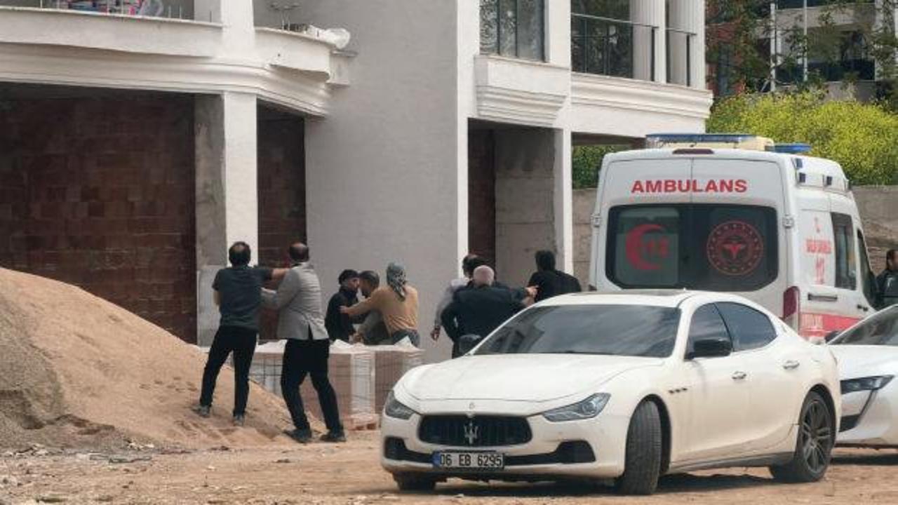 Şantiyede 5 yaralının olduğu sopalı kavga: Ambulanstaki yaralıya ...