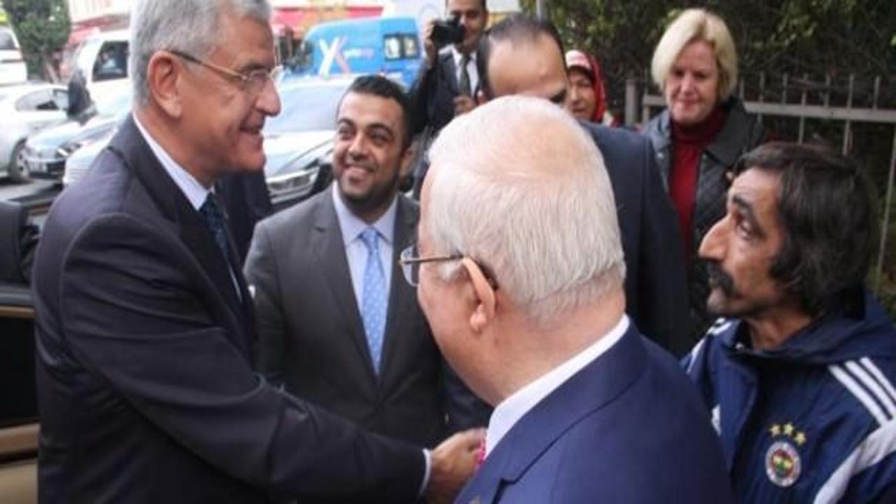 Rambo Okan eski bakanın önünü kesti ve... - Haber 7 SİYASET