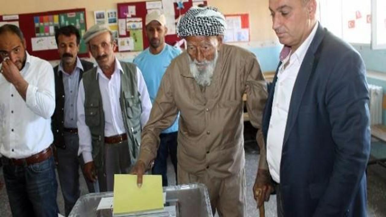 Türkiye’nin en yaşlı seçmeni oyunu kullandı - Haber 7 GÜNCEL Türkiye’nin en yaşlı seçmeni oyunu kullandı - Haber 7 GÜNCEL