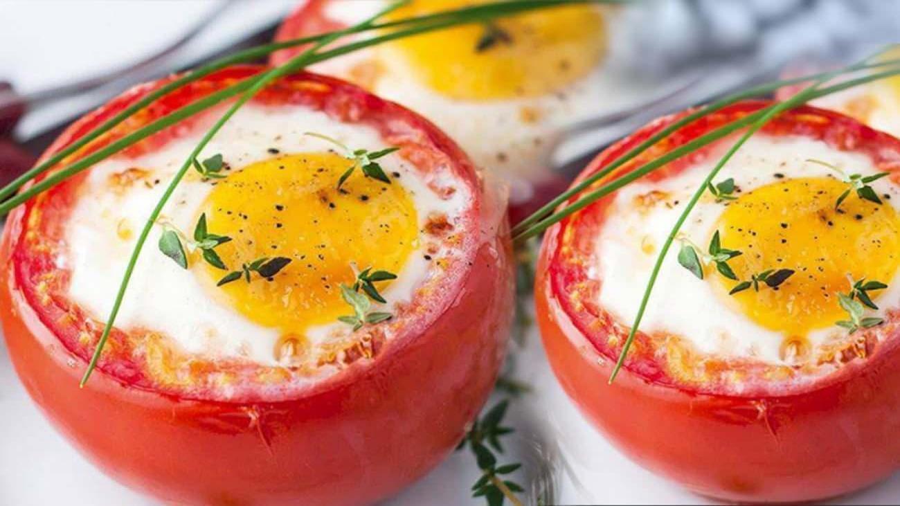 Yumurtalı domates dolma nasıl yapılır? Kahvaltılık yumurtalı domates ...