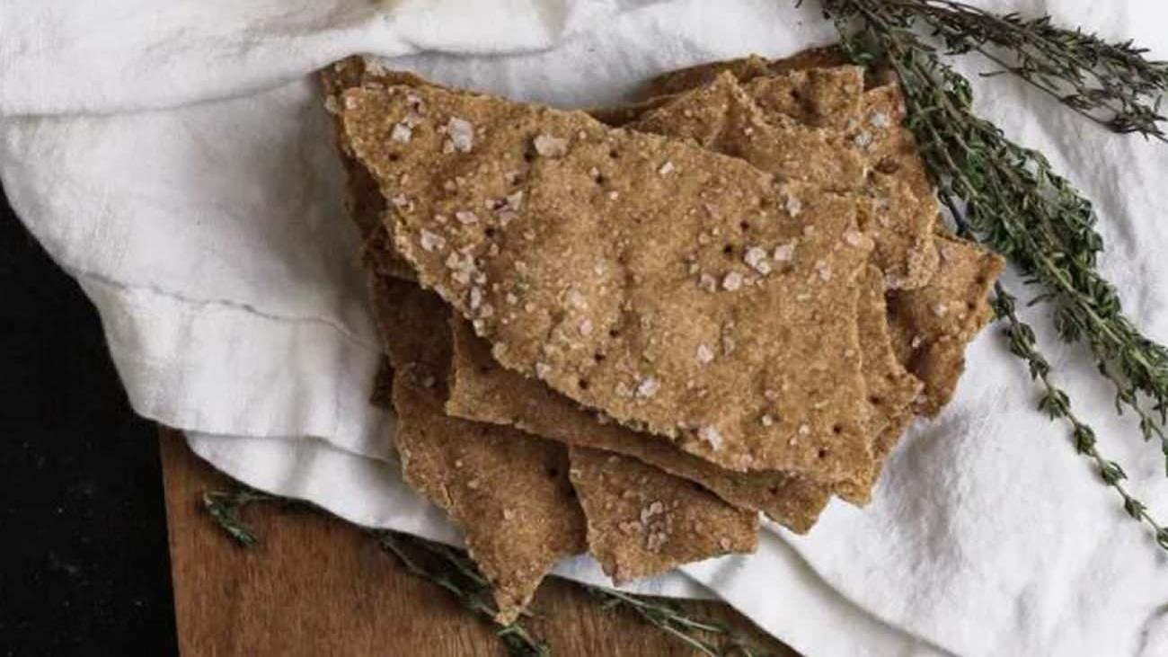 Tahıl krakeri nasıl yapılır! Sağlıklı atıştırmalık tahıllı kraker ...
