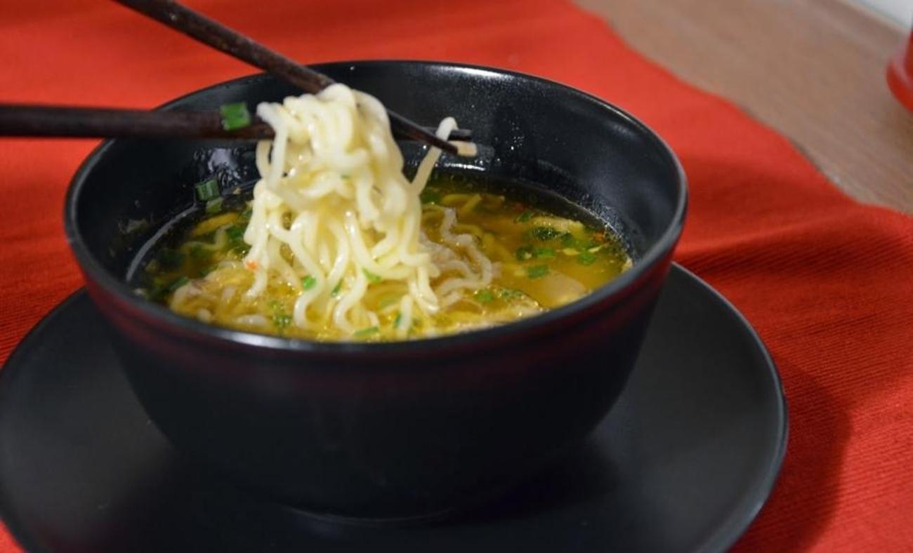 Tavuklu noodle çorba tarifi - Yemek Haberleri