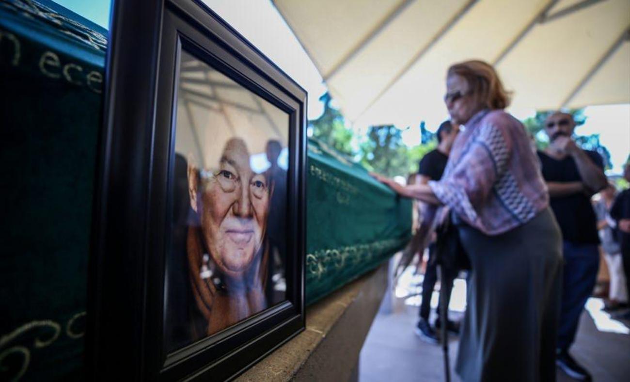 Umur Bugay Karacaahmet Mezarlığı'na defnedildi - Magazin Haberleri