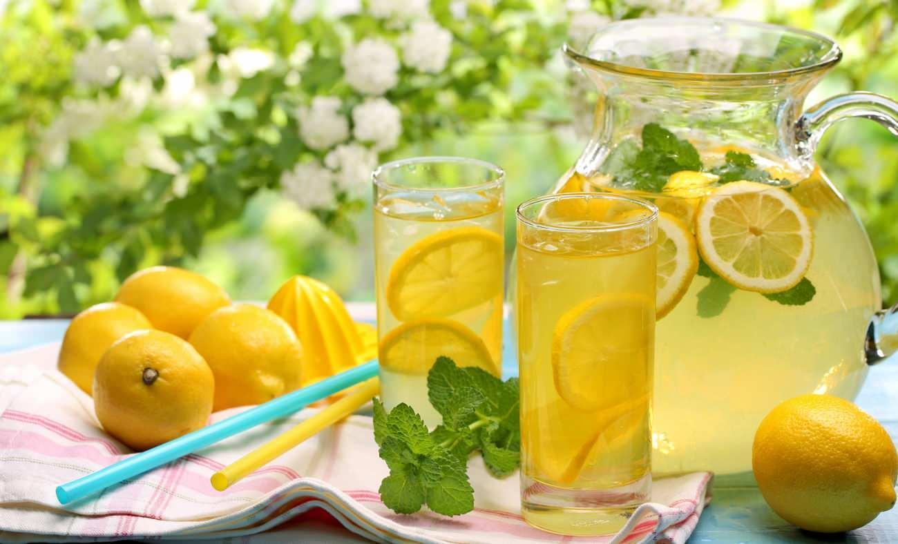 Evde en kolay limonata nasıl yapılır? 1 limondan 3 litre limonata ...