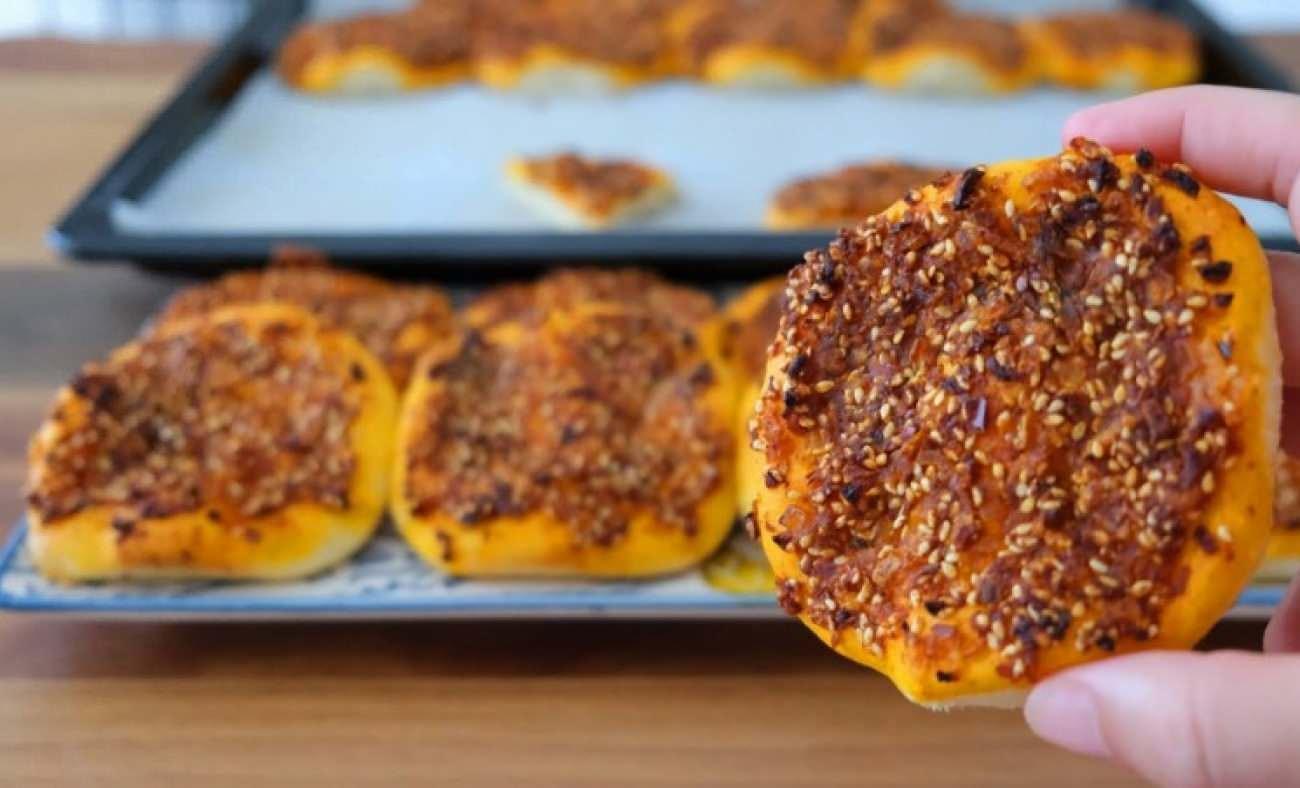 En kolay soğanlı ekmek nasıl yapılır? Soğanlı ekmeğin püf noktaları ...