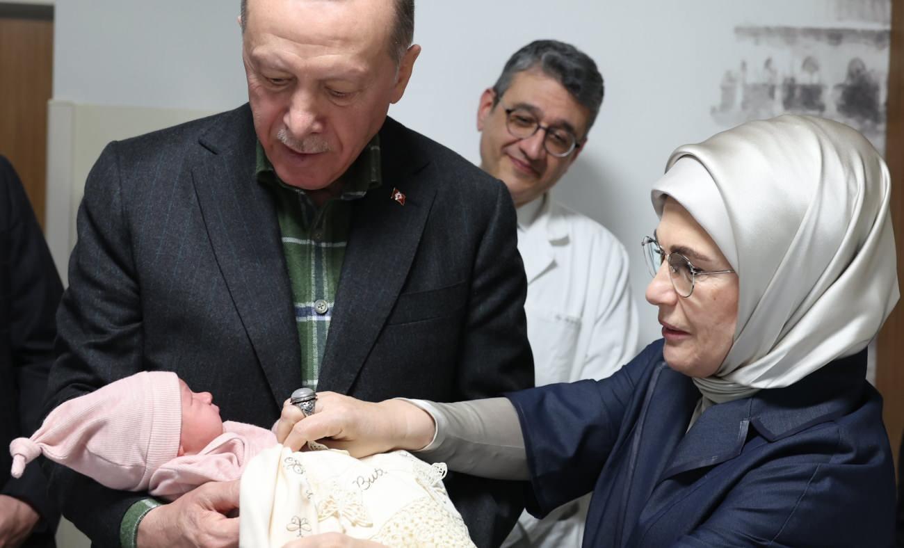 Cumhurbaşkanı Erdoğan ve eşi Emine Erdoğan depremzedeleri ziyaret etti ...