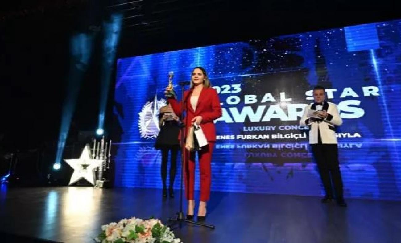 Kanal 7'ye ödül yağdı! Gamze Uyguntürk'e Kanal 7'ye ödül yağdı! Gamze Uyguntürk'e