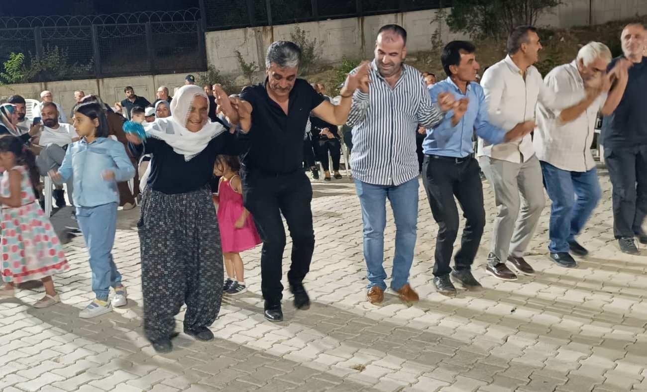 83 yaşındaki Şerife nenenin bitmek bilmeyen enerjisi! 2 saat boyunca ...