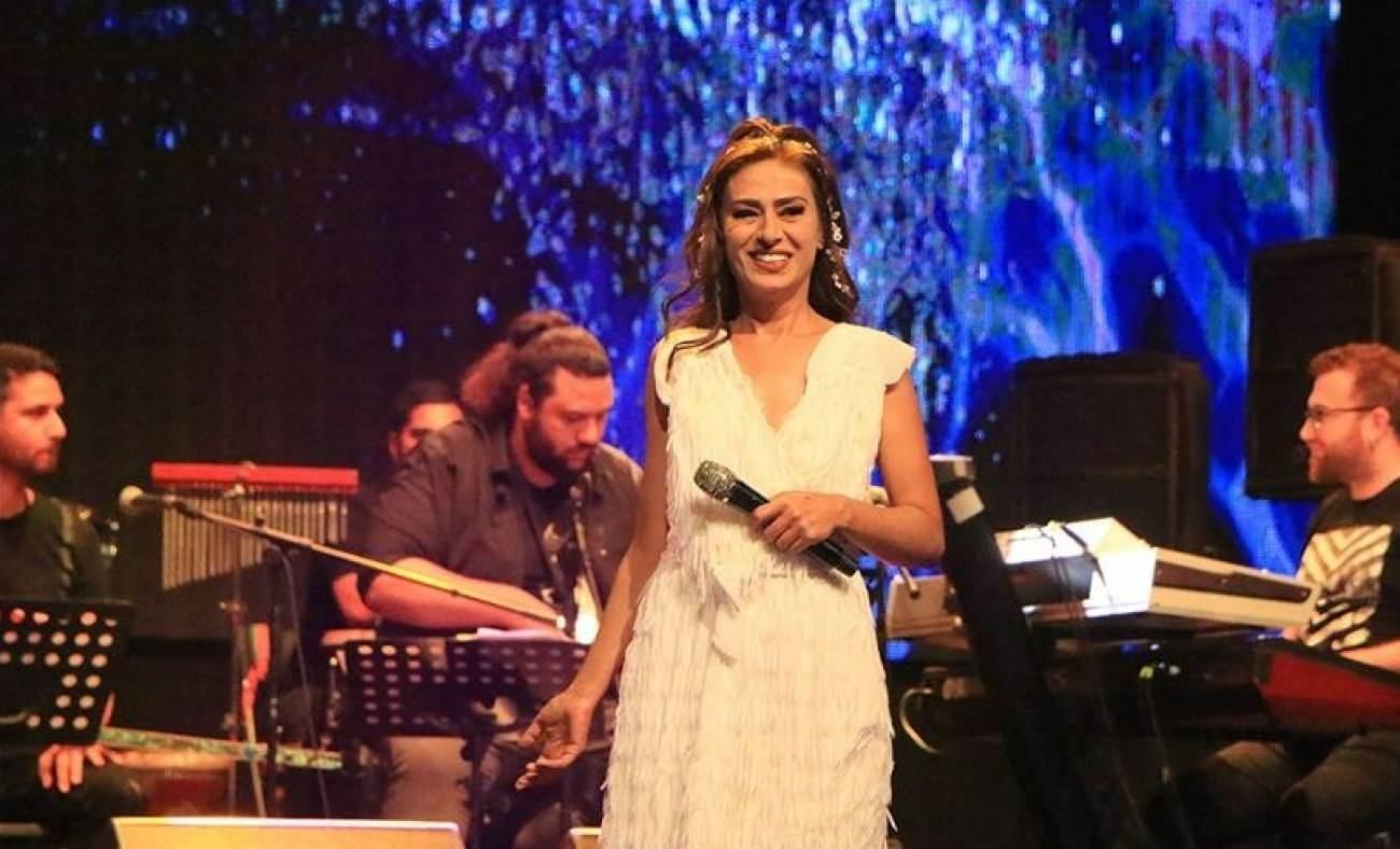 Yıldız Tilbe sahnede bir anda fenalaştı! Konsere ara verildi - Magazin ...
